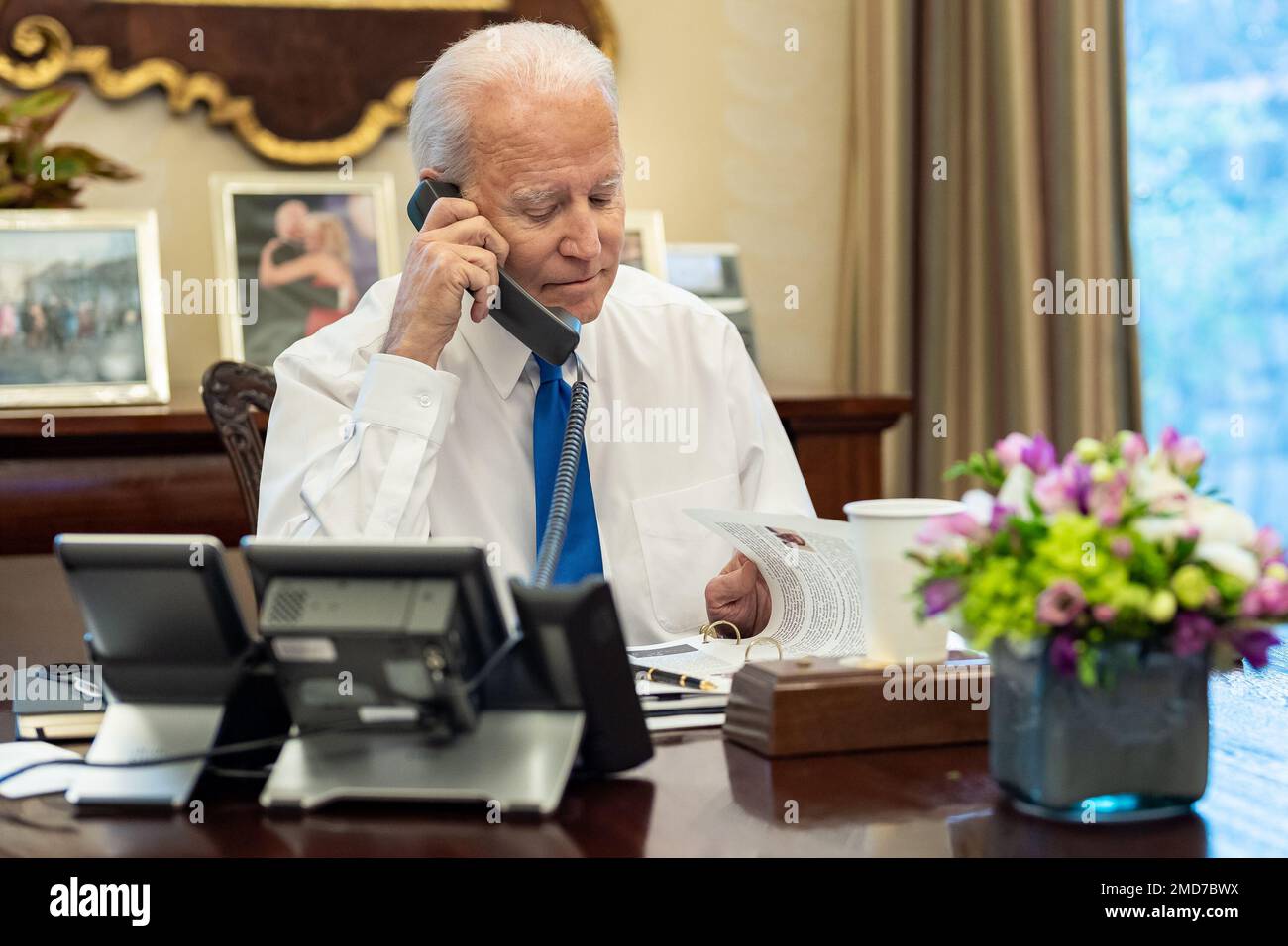 Joe biden on phone hi-res stock photography and images - Alamy
