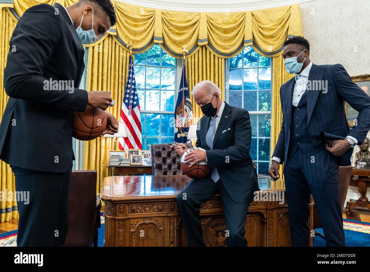 Reportage: President Joe Biden and Giannis Antetokounmpo of the 2021 ...