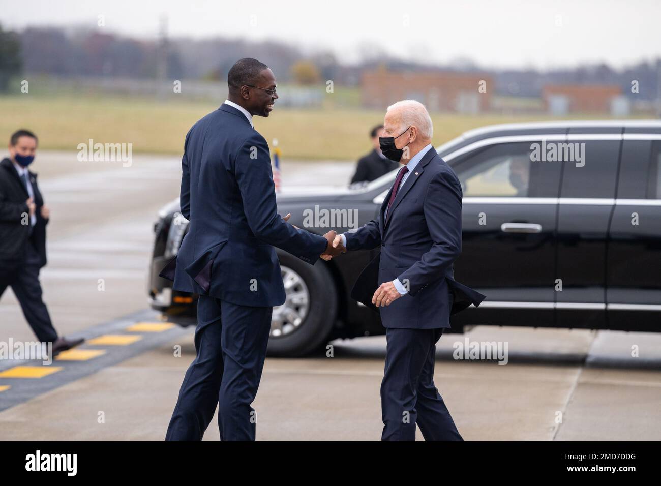 Reportage: President Joe Biden is greeted by Michigan Lieutenant ...