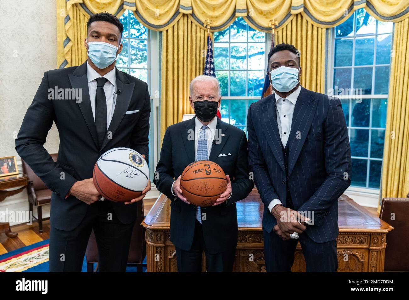 Reportage: President Joe Biden signs a basketball and records a video ...