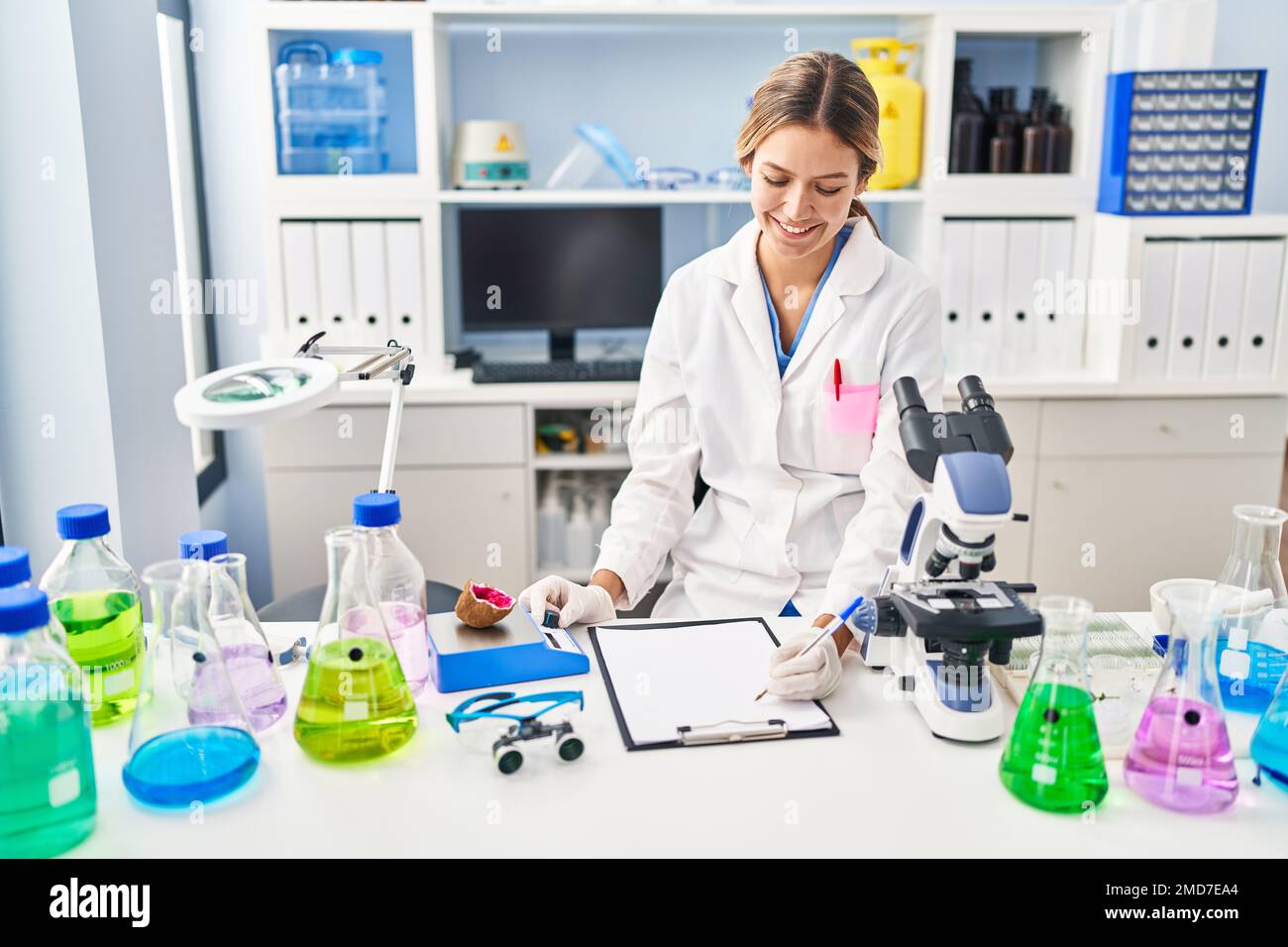 Female scientist microscope gem hi-res stock photography and images - Alamy