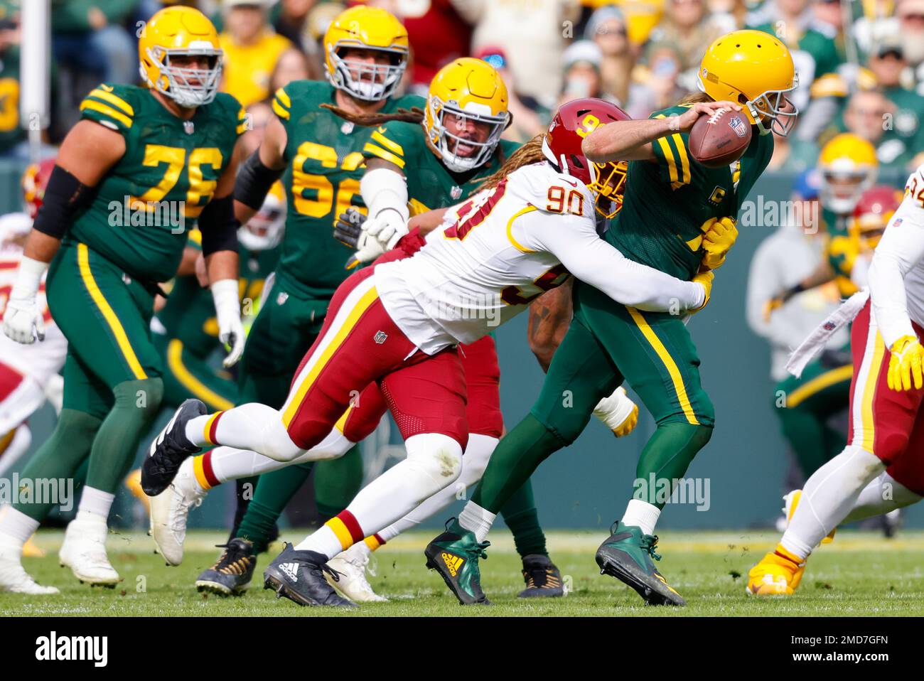 Green Bay Packers quarterback Aaron Rodgers (12) escaped from ...