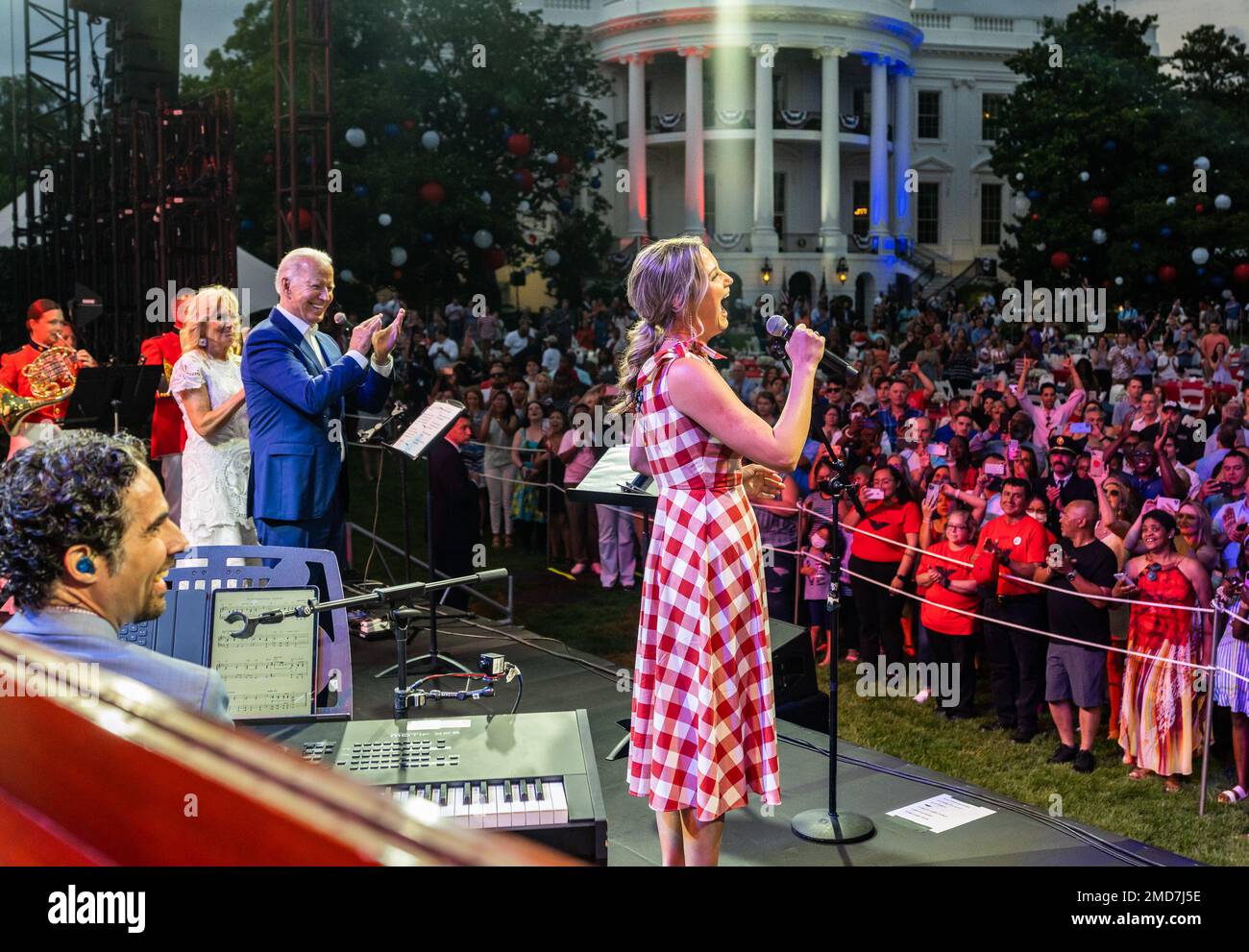 Jennifer nettles singing national anthem hi-res stock photography and ...