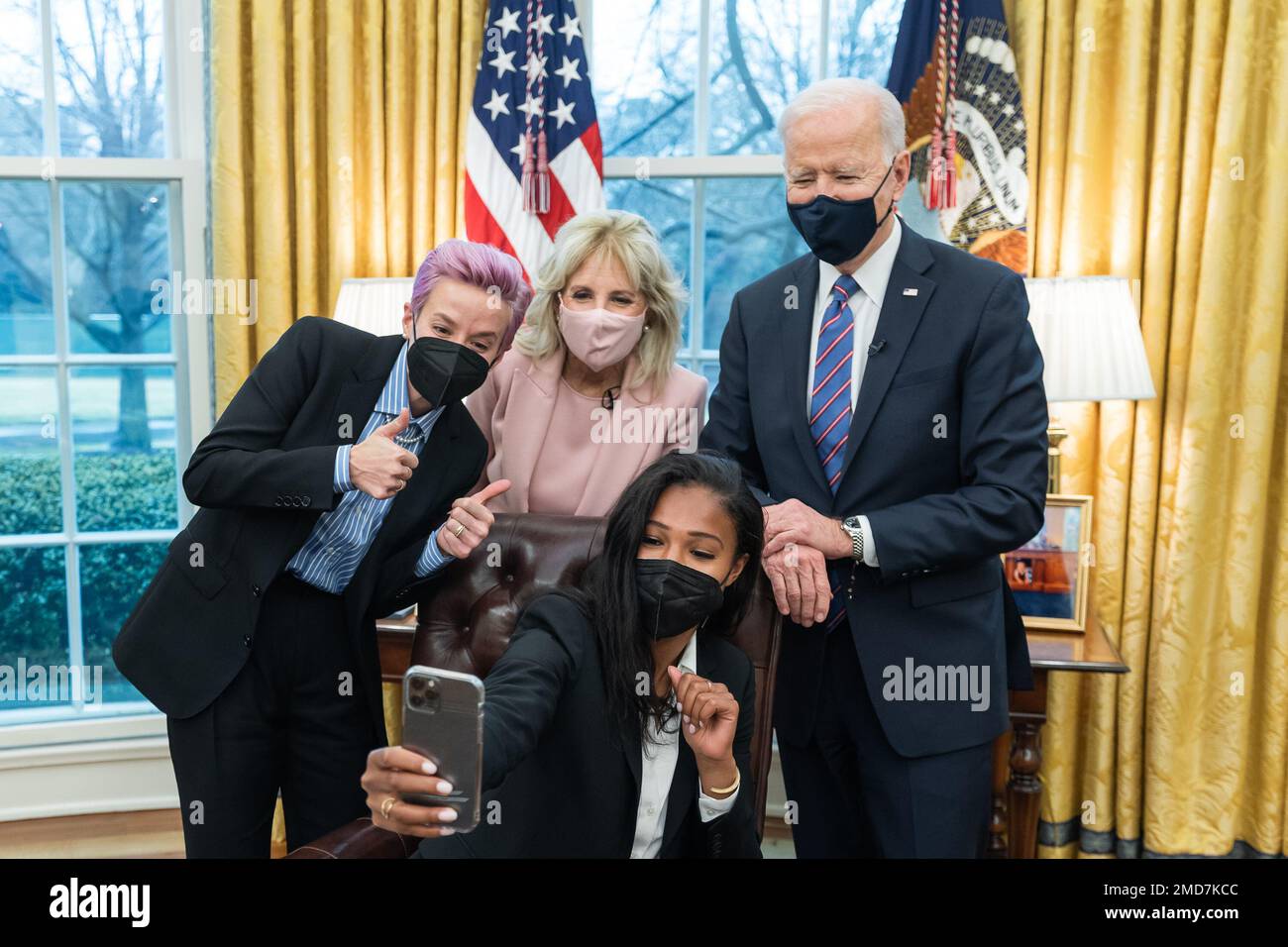 Reportage: President Joe Biden and First Lady Jill Biden pose for a ...