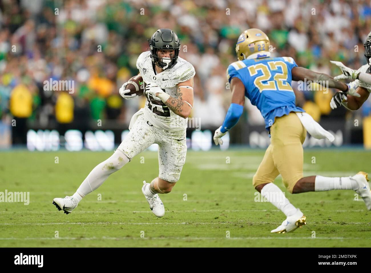 Oregon tight end Terrance Ferguson (19) runs after a catch during the ...