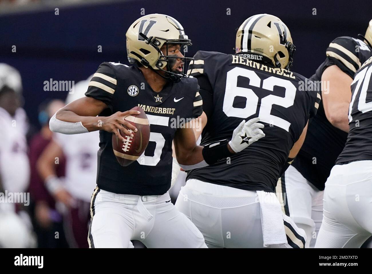 Vanderbilt quarterback Mike Wright (5) plays against Mississippi State ...