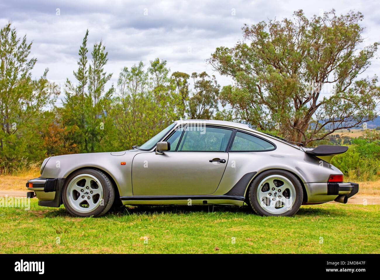 Porsche 911 side view hi-res stock photography and images - Alamy