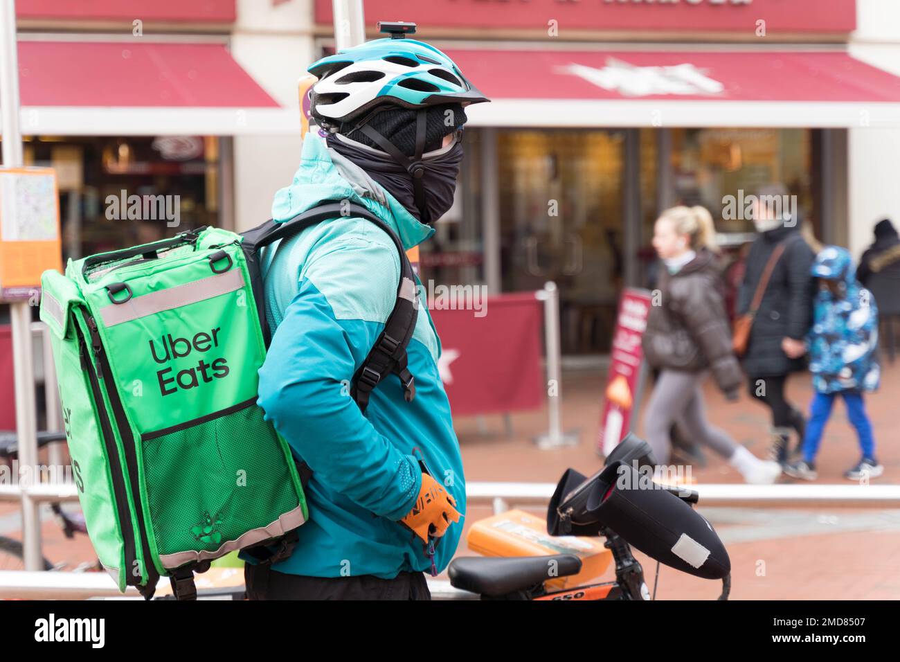 London UK. 22th January 2023. Ubde eats rider wrapped up warm from head ...