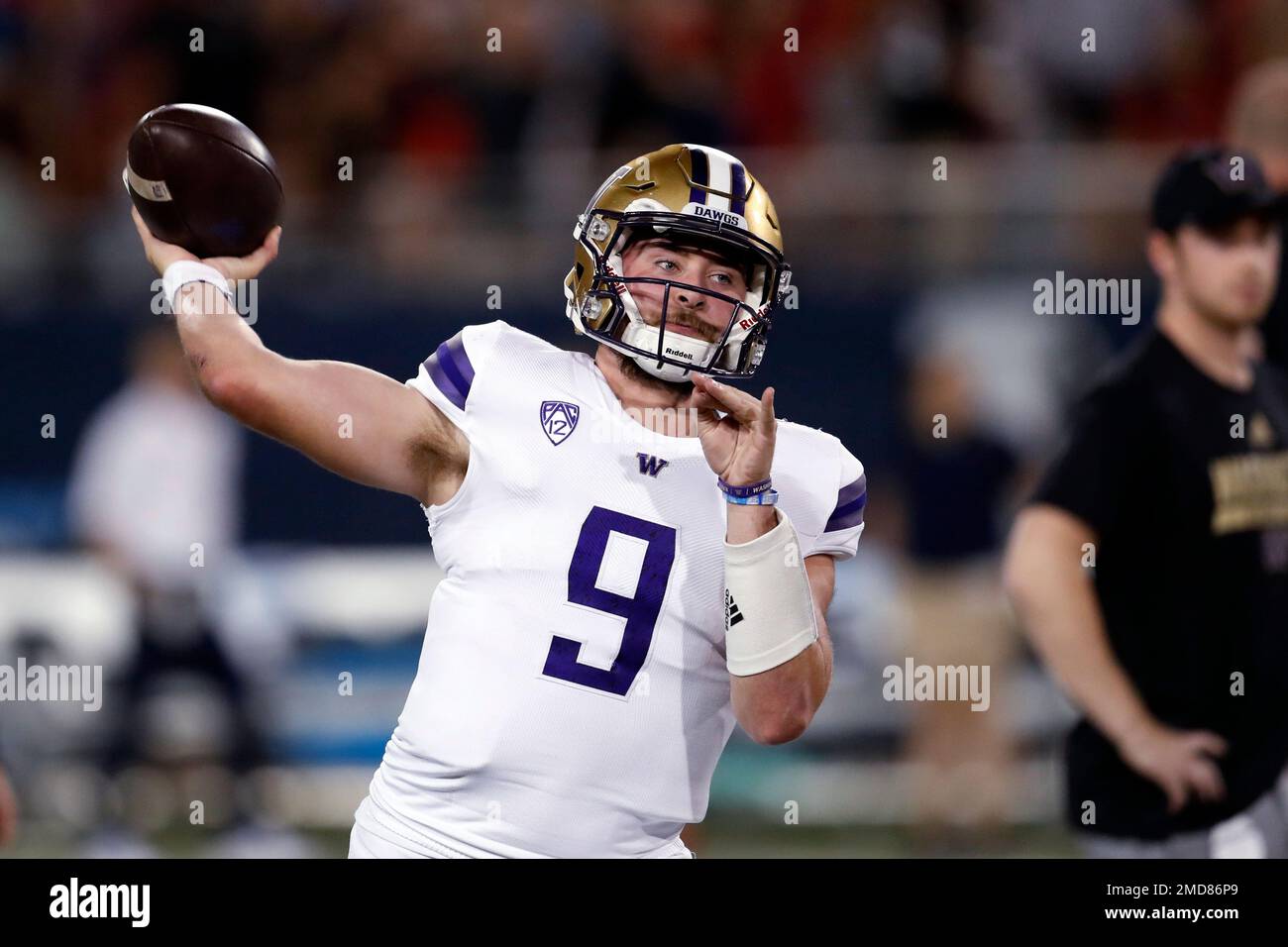 Washington quarterback Dylan Morris (9) warms up for the team's NCAA ...