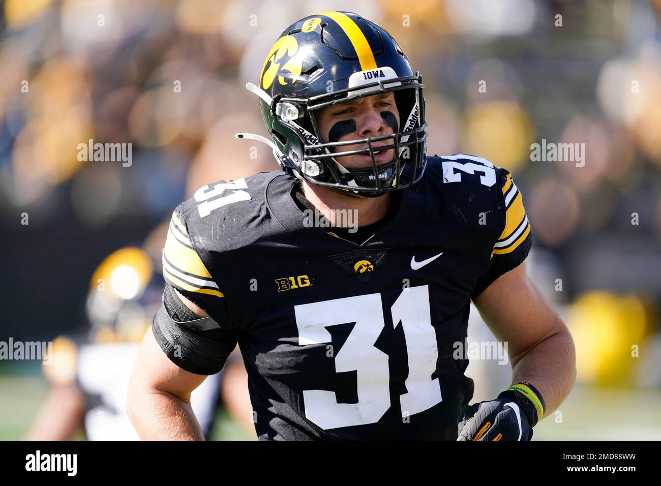 Iowa linebacker Jack Campbell (31) warms up before an NCAA college ...