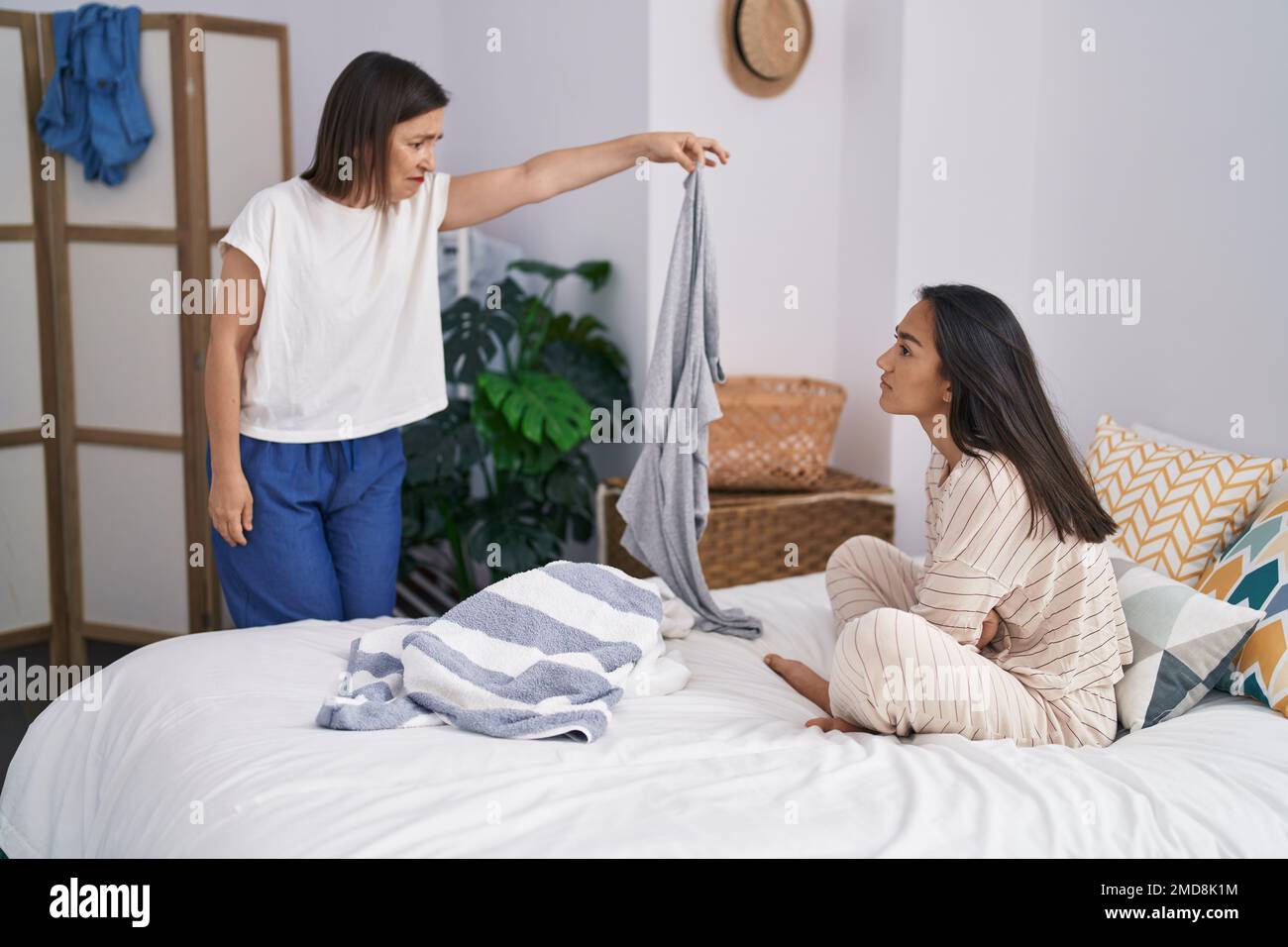 Mother daughter arguing clothes hi-res stock photography and images - Alamy