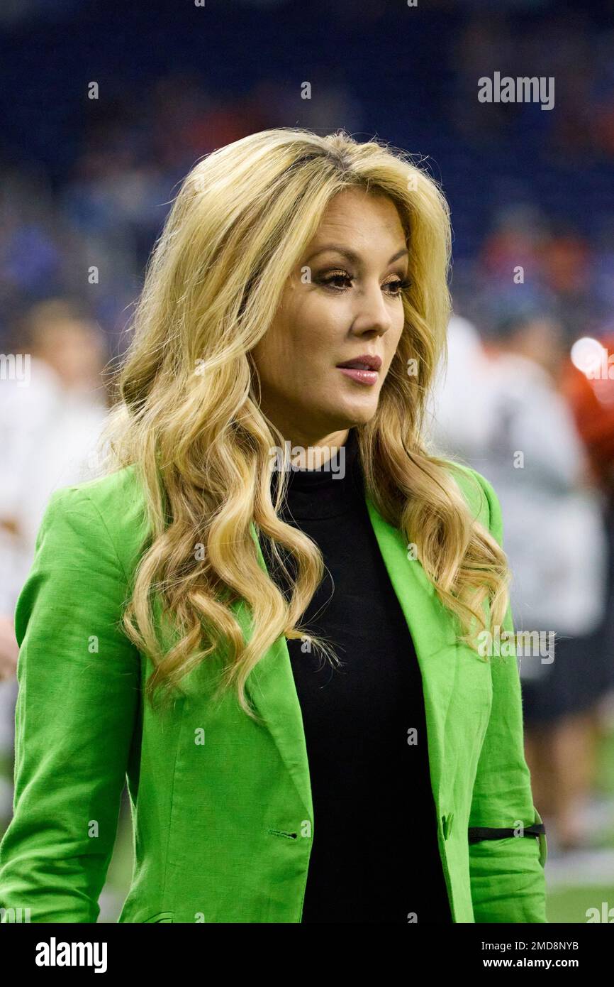 Fox Sports sideline reporter Jen Hale on the sideline during an NFL ...