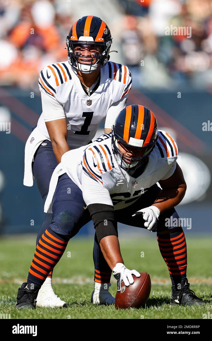 Chicago Bears quarterback Justin Fields (1) waits for the ball from ...