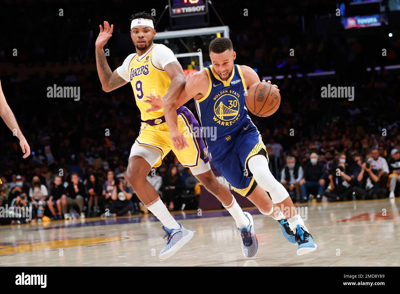 Golden State Warriors guard Stephen Curry (30) drives past Los Angeles ...