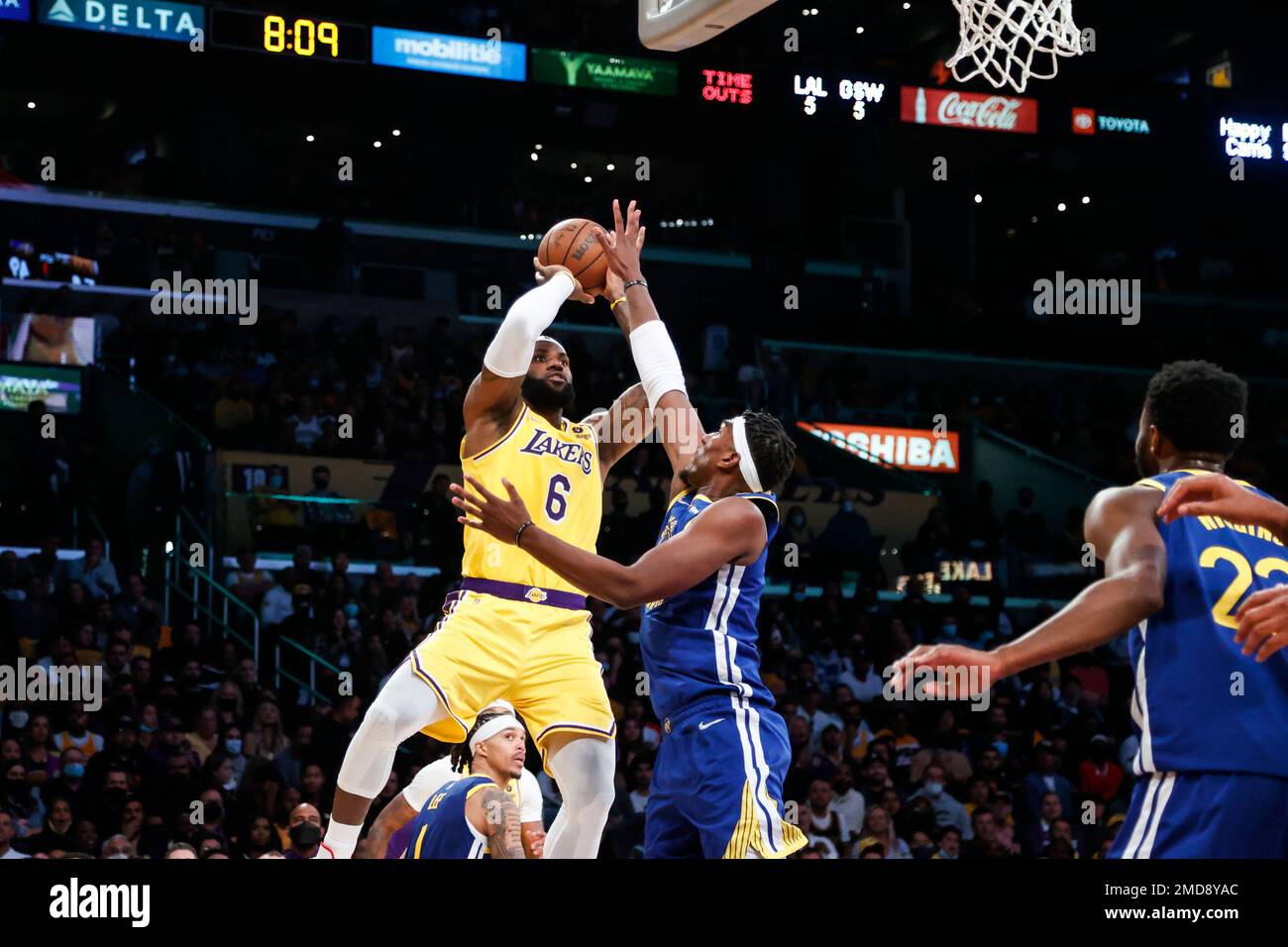 Los Angeles Lakers forward LeBron James (6) shoots against Golden State ...