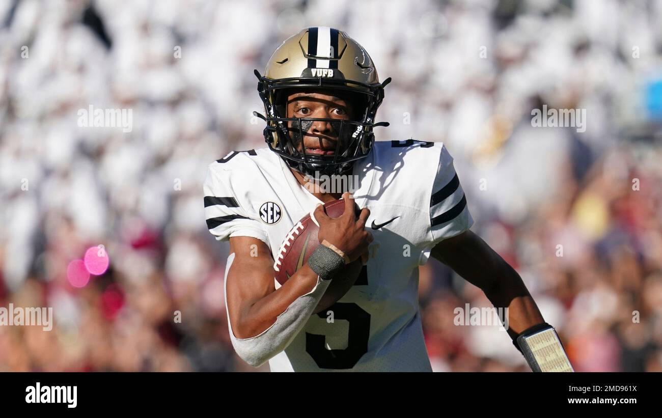 Vanderbilt quarterback Mike Wright runs with the ball during the first ...