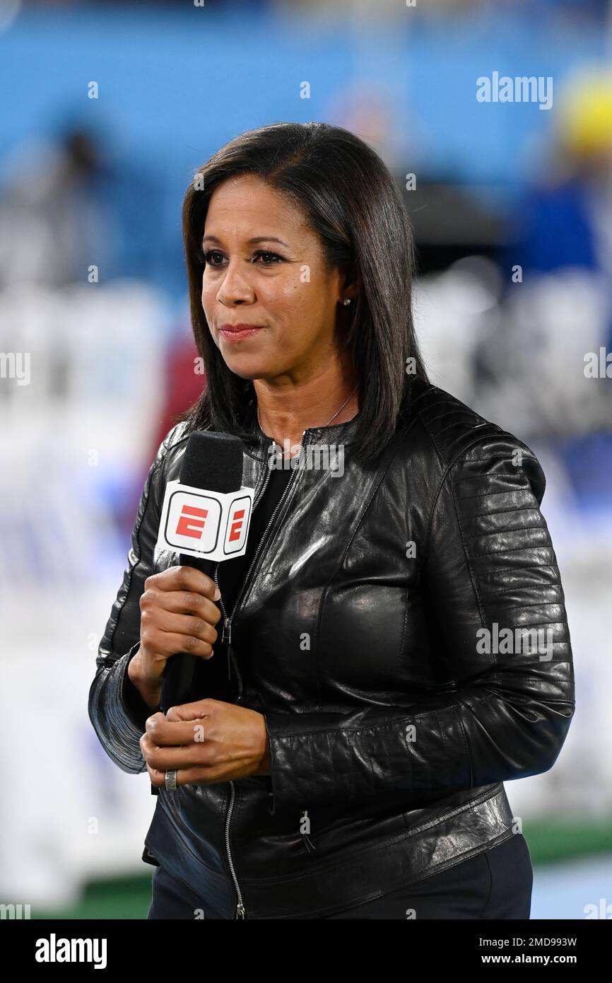 ESPN reporter Lisa Salters works before an NFL football game between ...