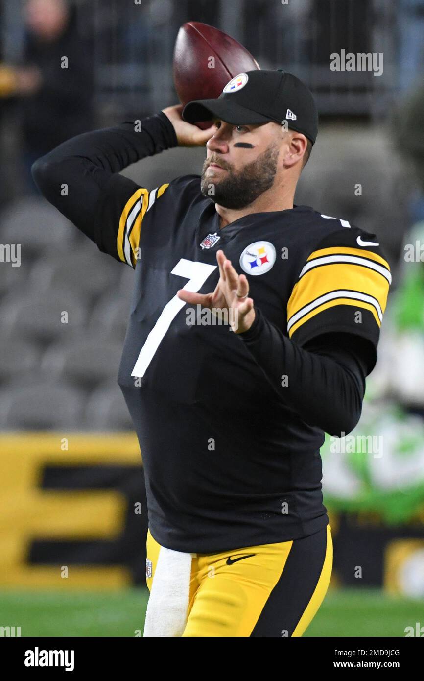 Pittsburgh Steelers quarterback Ben Roethlisberger (7) warms up before ...