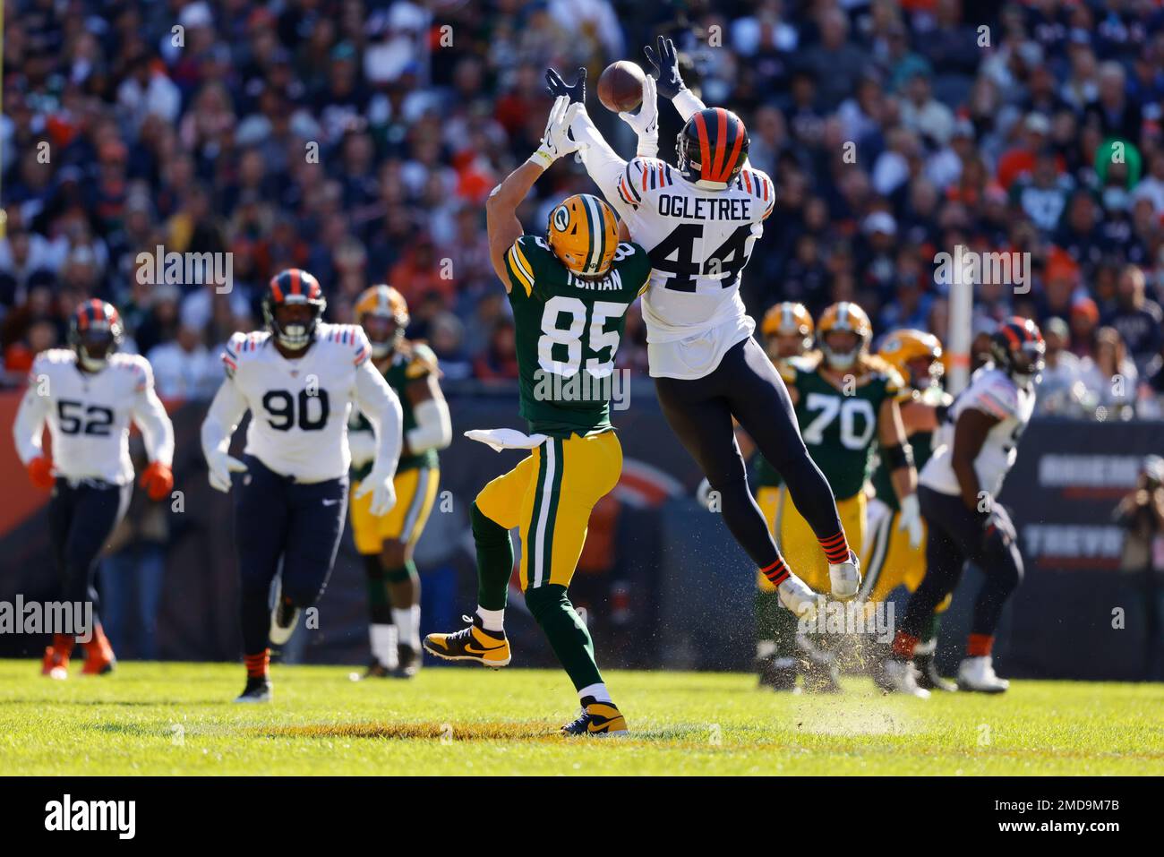 Green Bay Packers tight end Robert Tonyan (85) leaps for a ball as ...