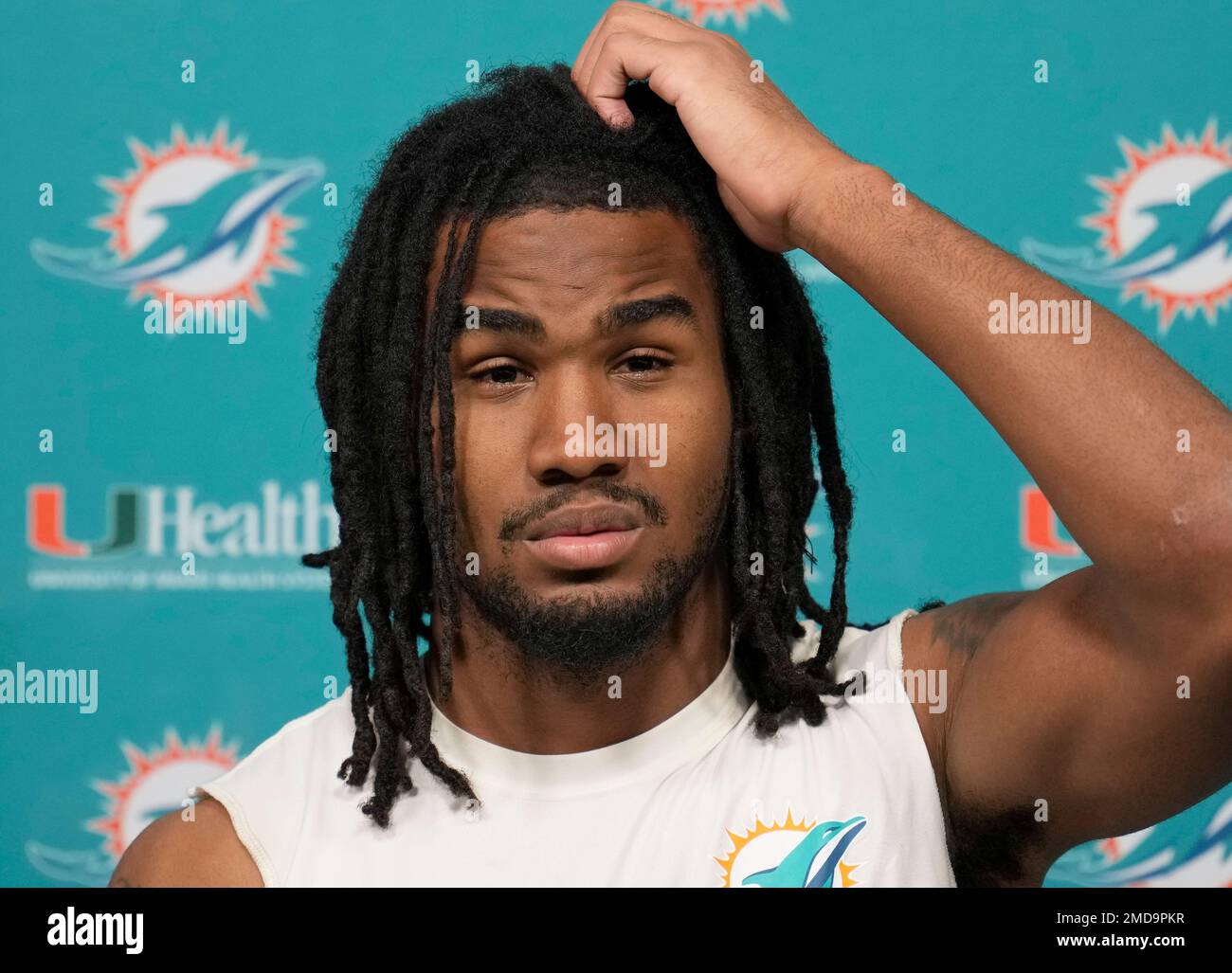 Miami Dolphins wide receiver Jaylen Waddle (17) scratches his head ...