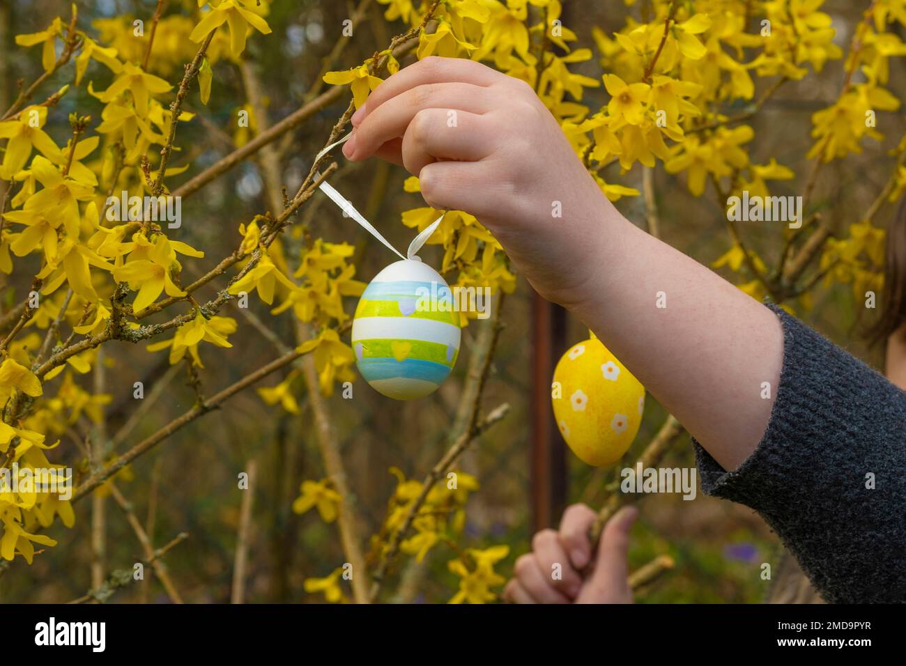 Child and tree and garden hi-res stock photography and images - Alamy