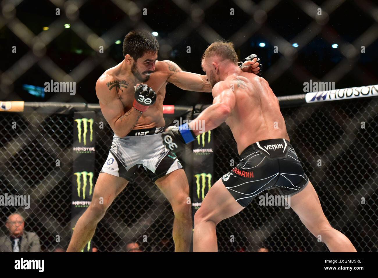 RIO DE JANEIRO, RJ - JANUARY 21: Luan Lacerda (red gloves) battles Cody ...