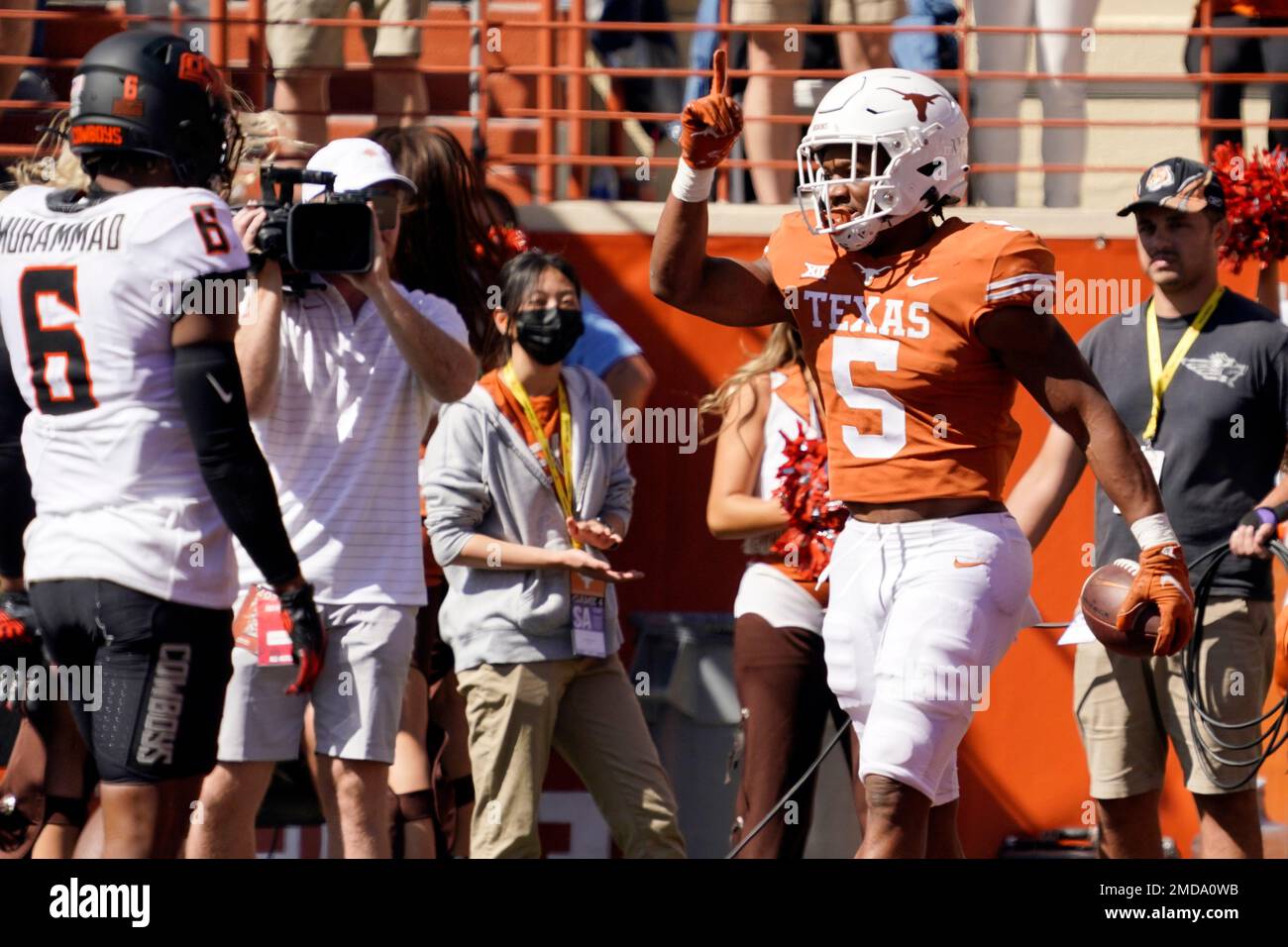 Texas running back Bijan Robinson (5) celebrates his touchdown past ...