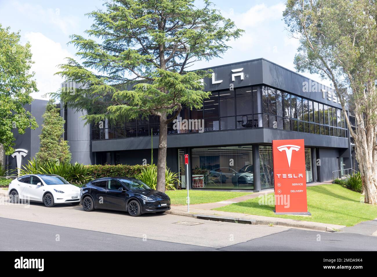 White tesla y electric car hi-res stock photography and images - Alamy