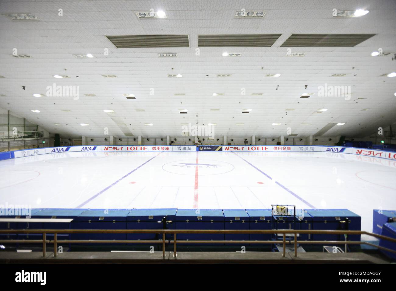 Short track speed skating training hi-res stock photography and images ...