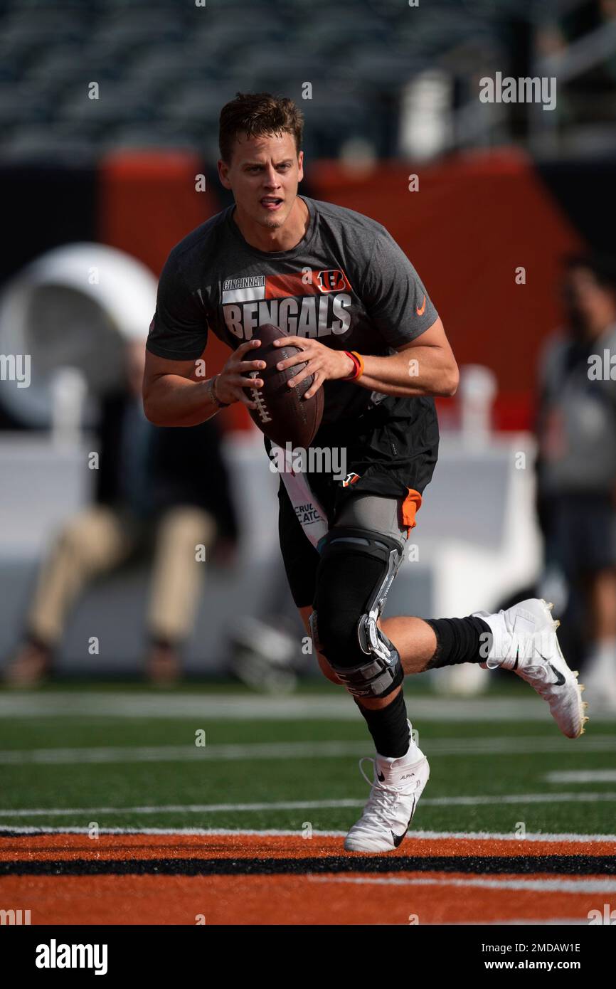 Cincinnati Bengals quarterback Joe Burrow (9) warms up on the field ...
