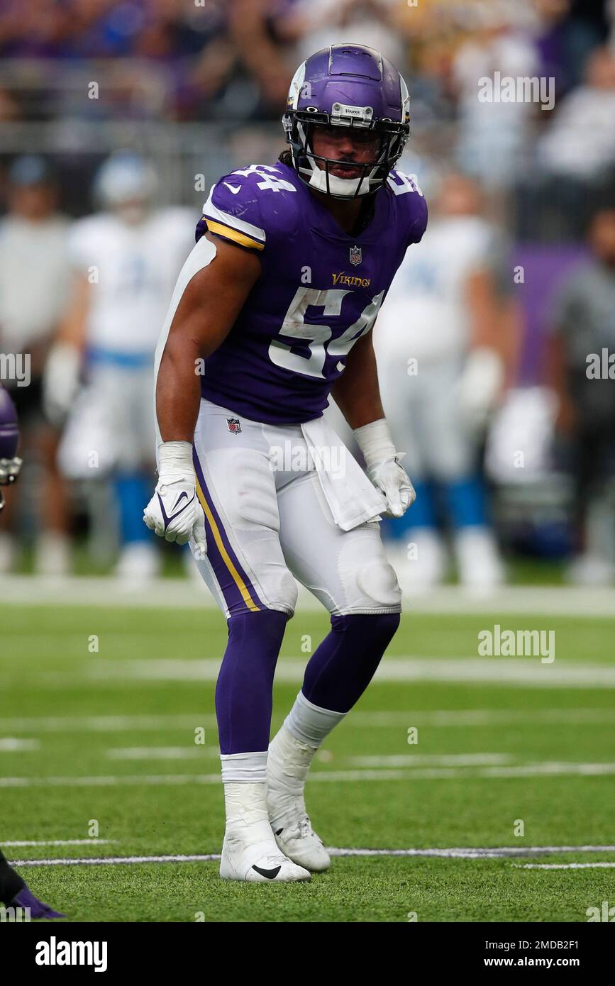 Minnesota Vikings middle linebacker Eric Kendricks (54) lines up ...