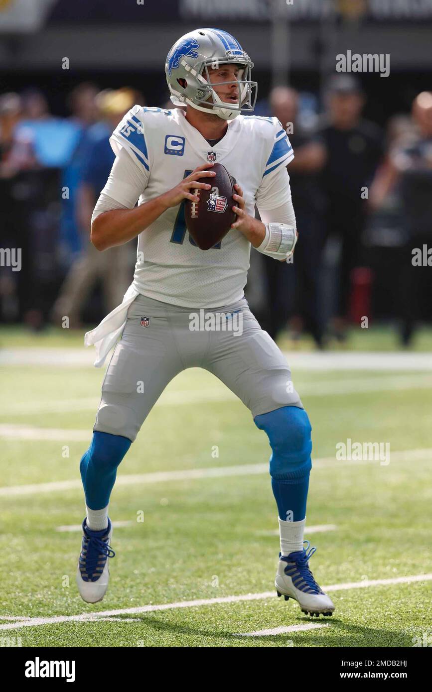 Detroit Lions quarterback Jared Goff (16) looks to throw a pass against ...
