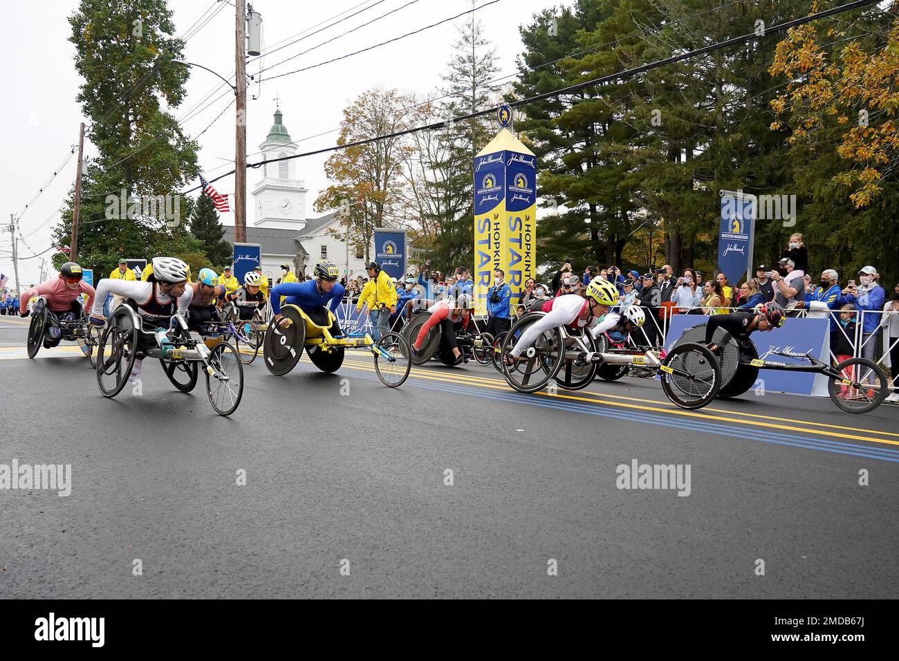 Participants in the women's wheelchair division break from the starting ...