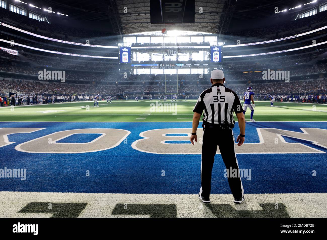 Referee John Hussey (35) watches play between the New York Giants and ...