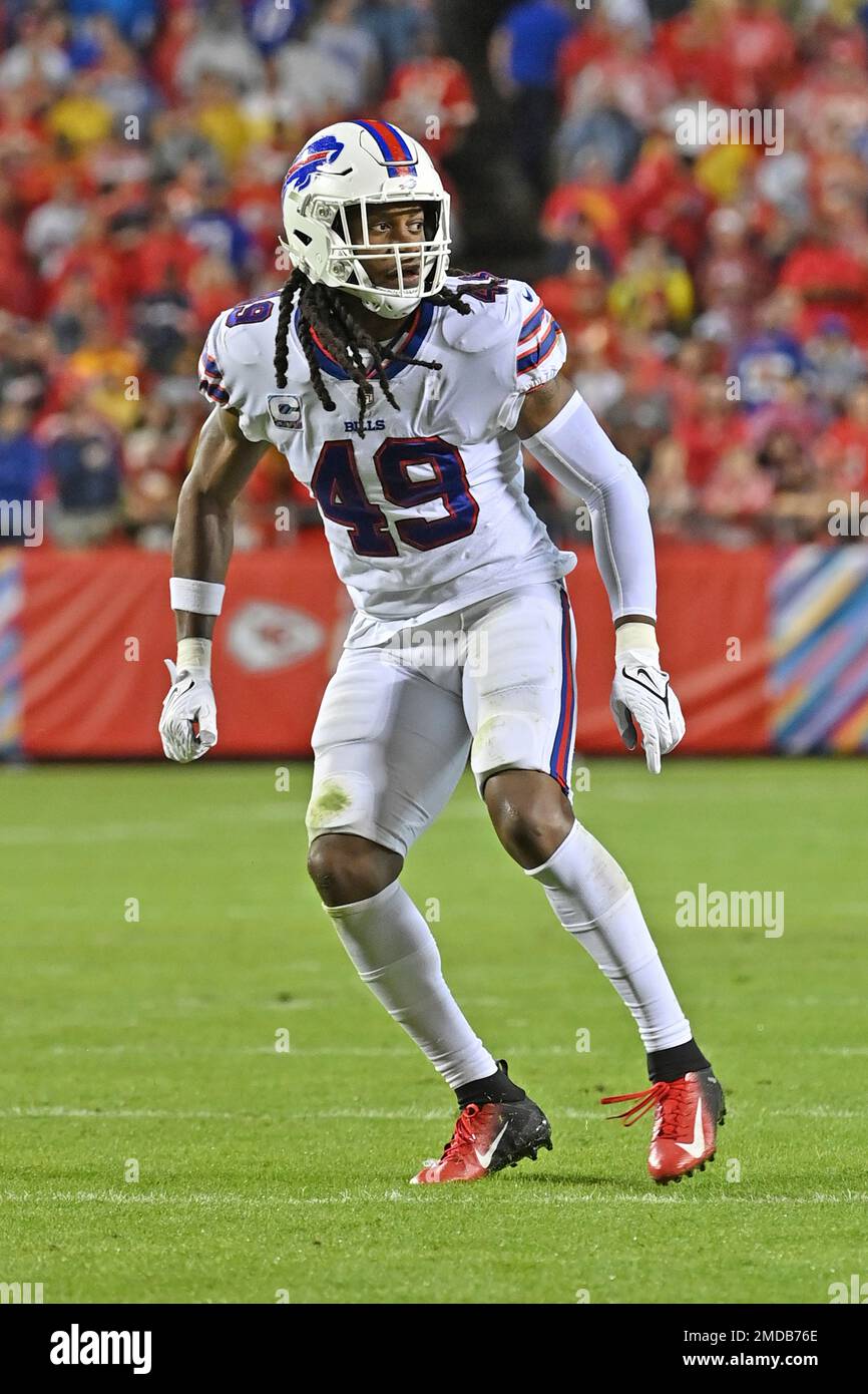 Buffalo Bills middle linebacker Tremaine Edmunds (49) drops back during ...