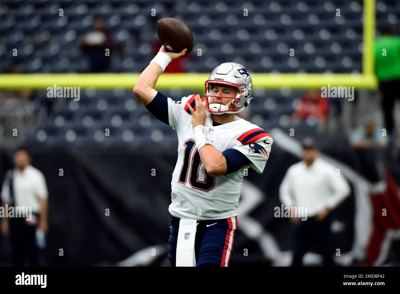 New England Patriots quarterback Mac Jones warms up before an NFL ...