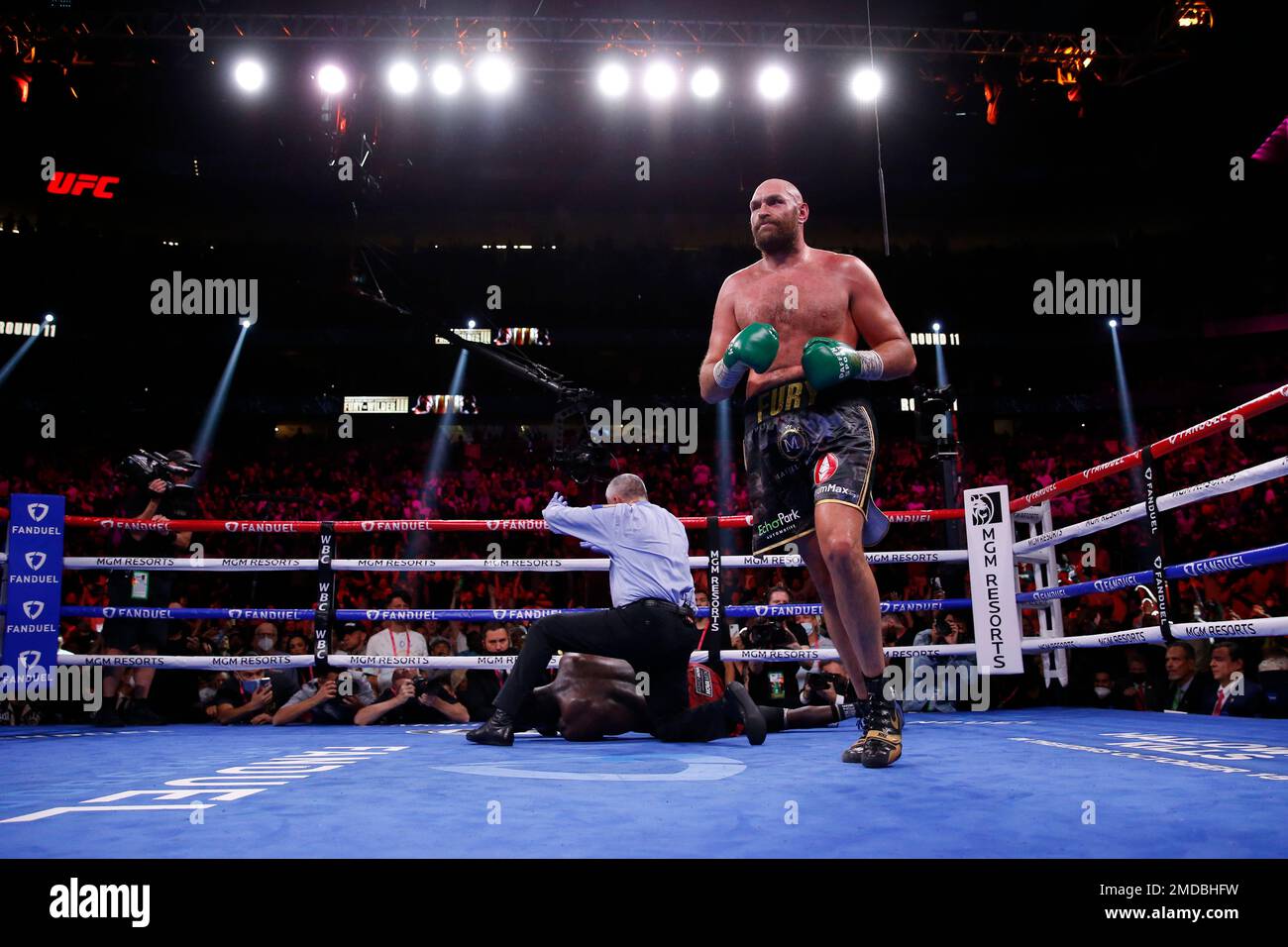 Tyson Fury, of England, knocks out Deontay Wilder to win in the 11th ...