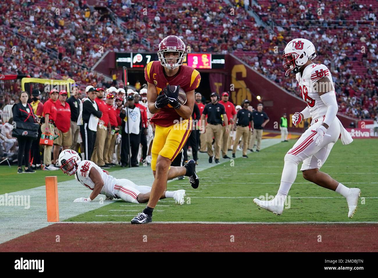 Southern California wide receiver Drake London, center, scores past ...
