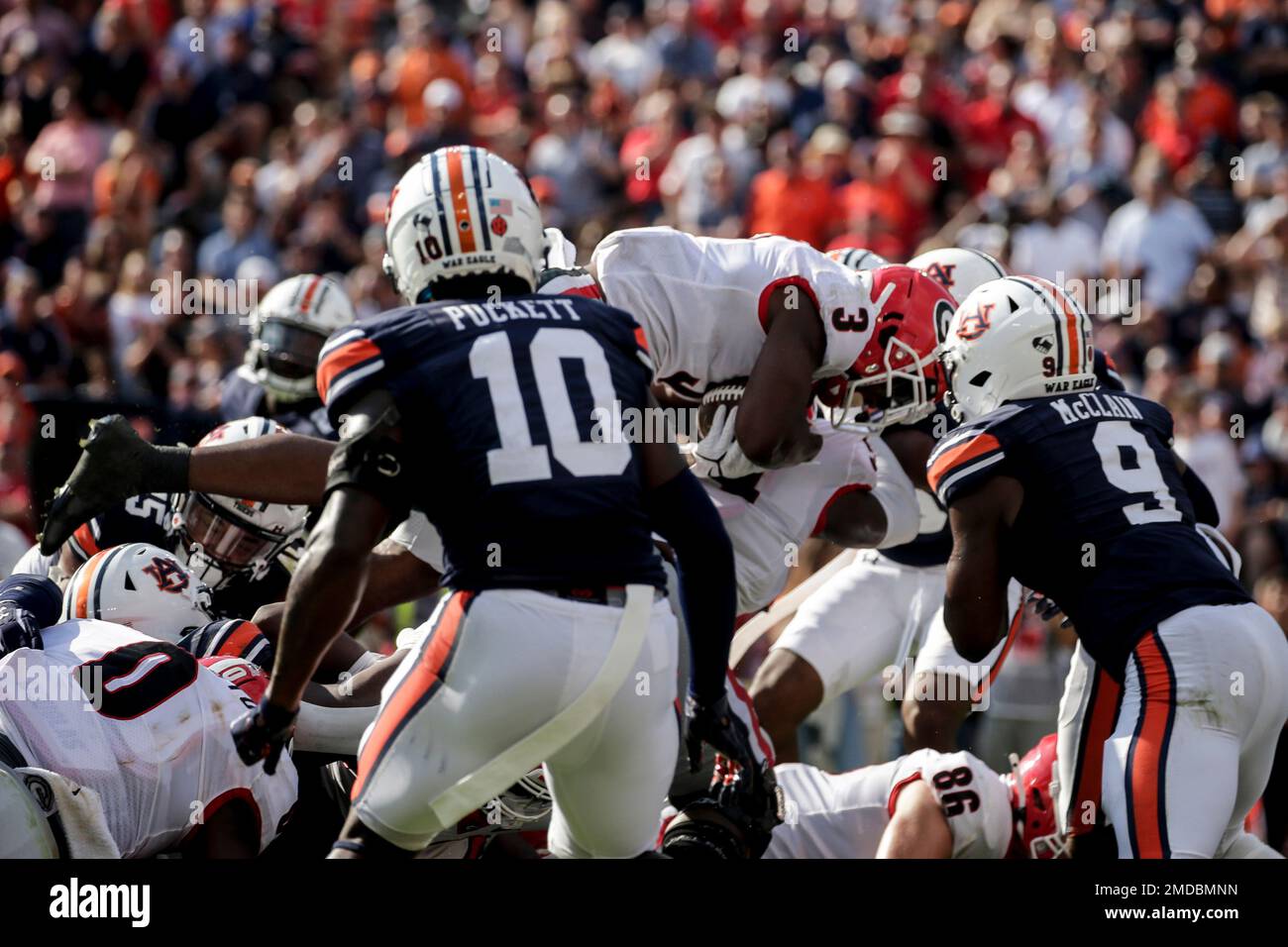 Georgia running back Zamir White (3) dives in for a touchdown against ...