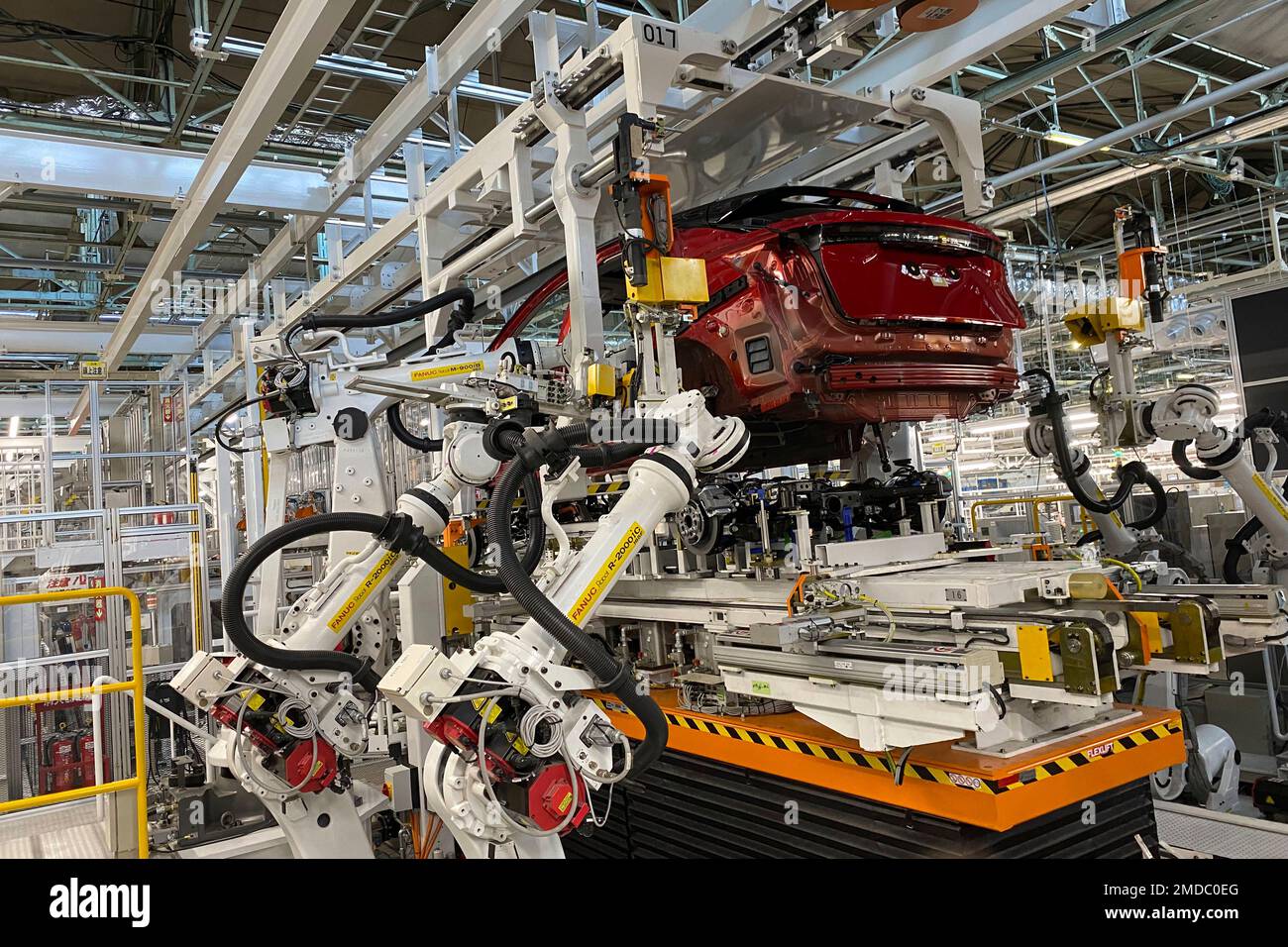 Robotic arms put in the electric vehicle powertrain into the Ariya ...