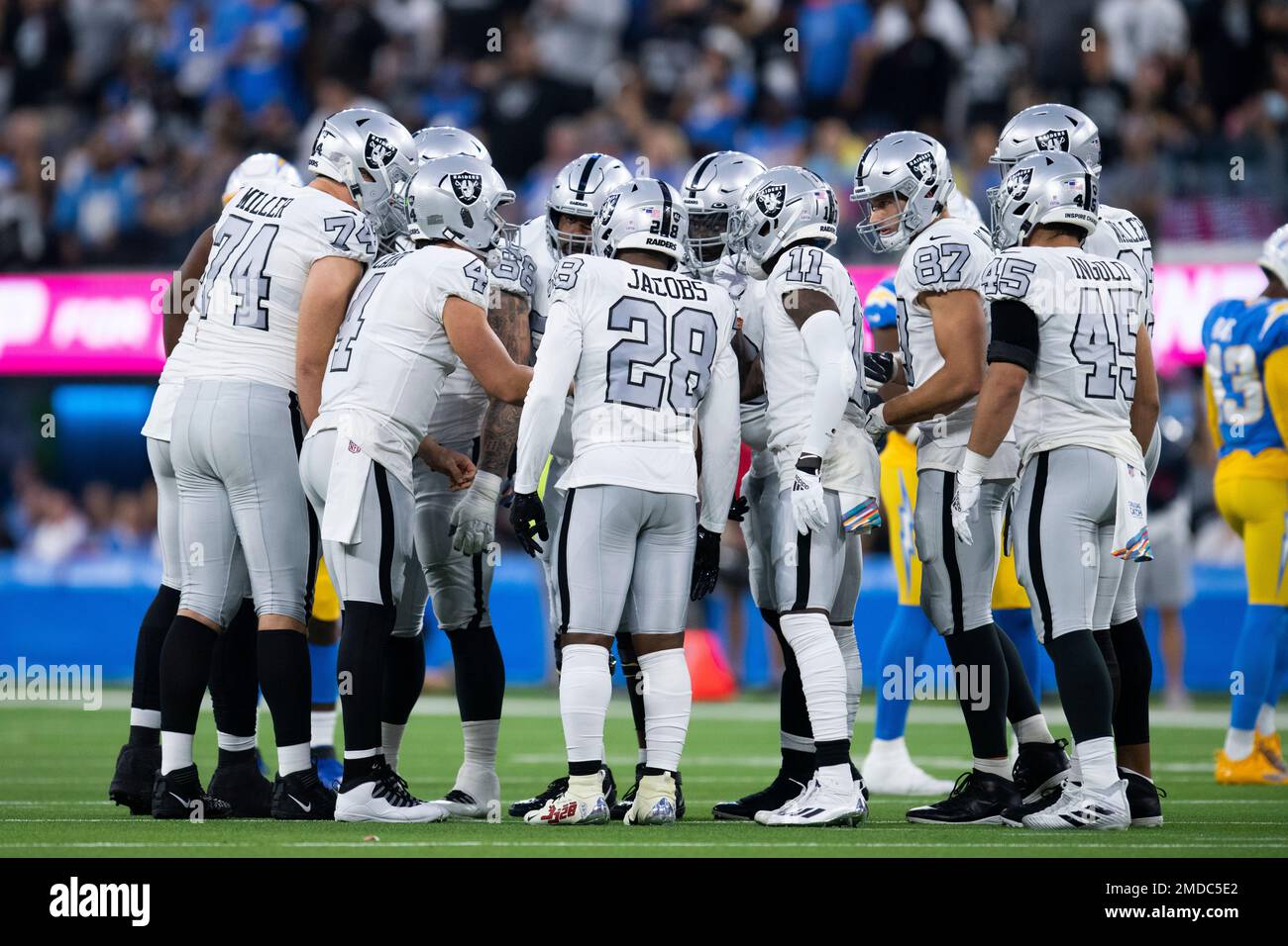 Las Vegas Raiders players huddle during an NFL football game Los ...