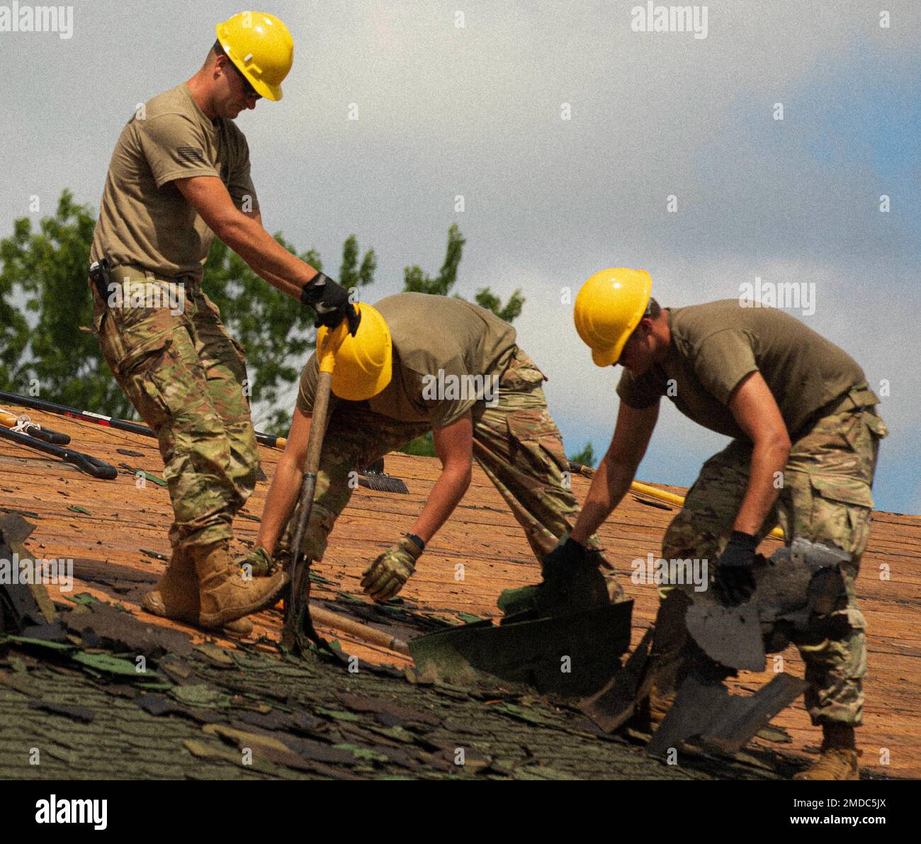 Illinois Army National Guard Soldiers with the 661st Engineer Company ...