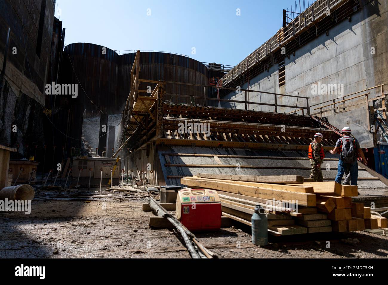 Maj. Gen. Heitkamp observes the upstream bulkhead sill construction ...