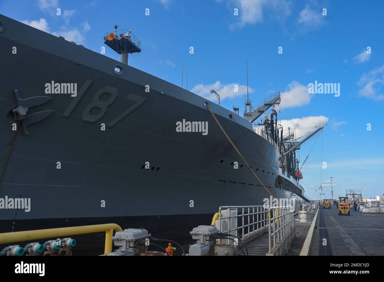 Uss henry j kaiser t ao 187 hi-res stock photography and images - Alamy