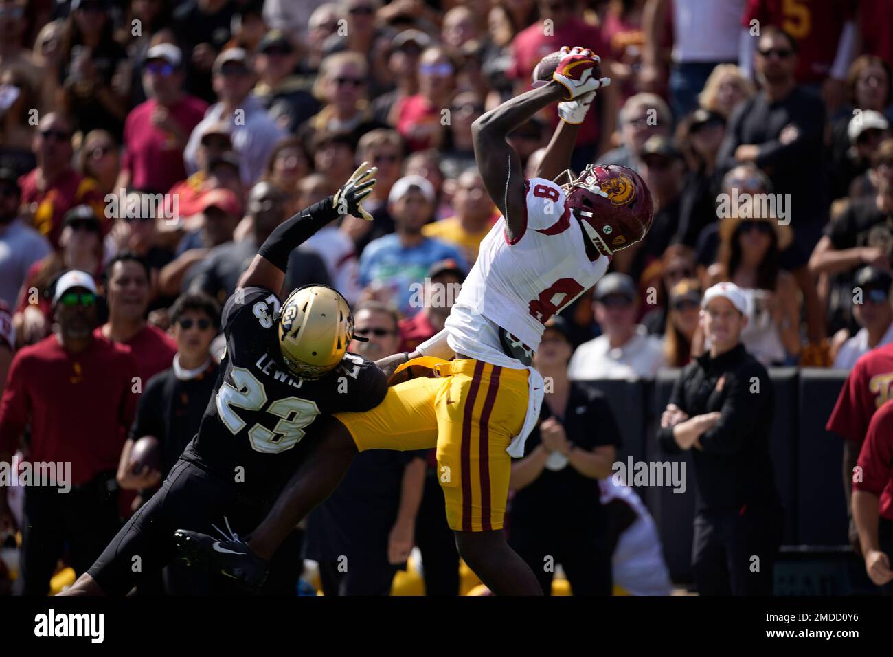 Southern California tight end Michael Trigg (8) pulls in a pass over ...