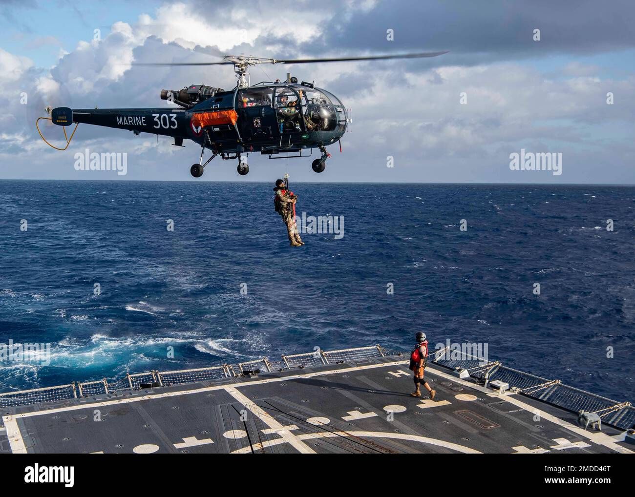 PACIFIC OCEAN (July 15, 2022) Sailors, assigned to French Navy frigate ...