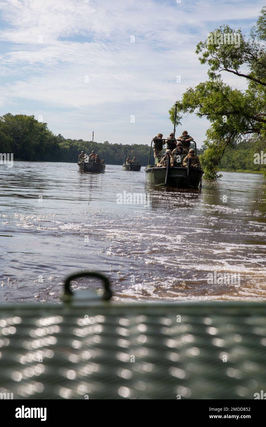 U.S. Army Soldiers with the Army Reserve 652nd Engineer Company, 397th ...