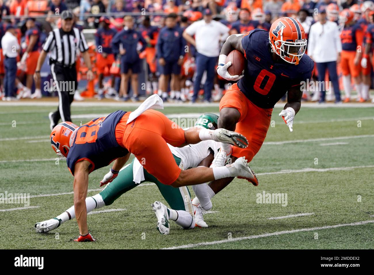 Illinois running back Joshua McCray carries the ball during the first ...