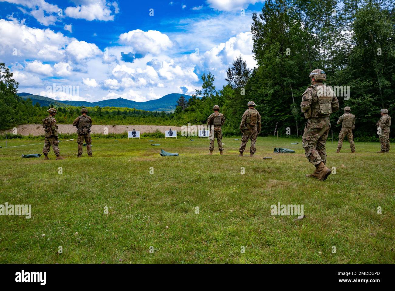 U.S. Army soldiers of the 1st Battalion, 102nd Infantry Regiment ...