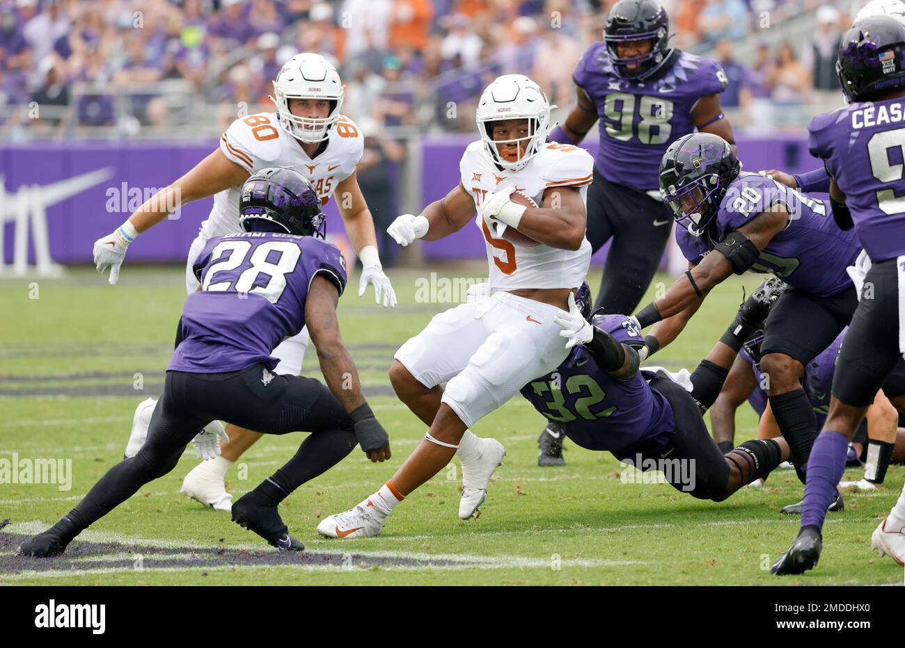Texas running back Bijan Robinson (5) carries the the ball as a host of ...